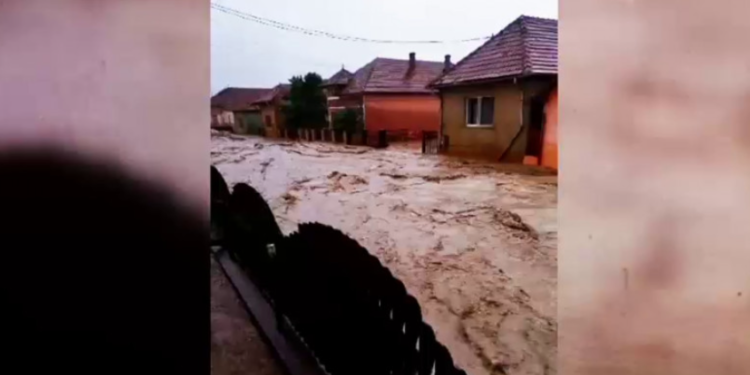 Inundațiile au făcut prăpăd în România. Într-un sat din județul Alba ...